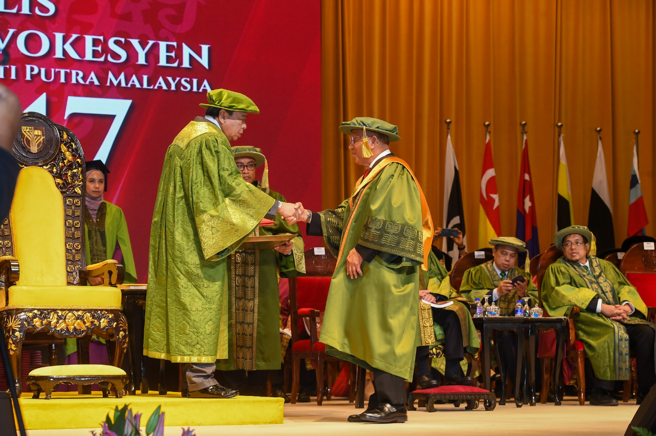 SERDANG, 25 November – Tokoh Perbankan Negara, Tan Sri Azman Hashim ...