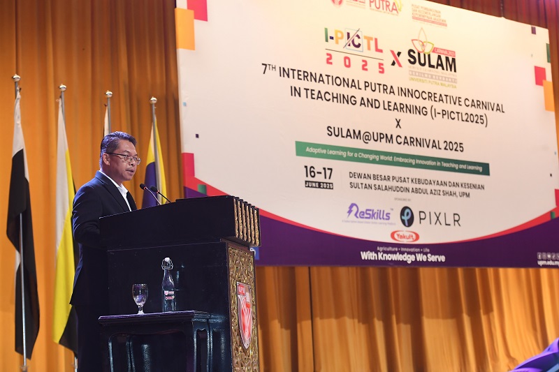 Timbalan Menteri Pendidikan Tinggi, Datuk Ts. Mustapha Sakmud, hadir ...
